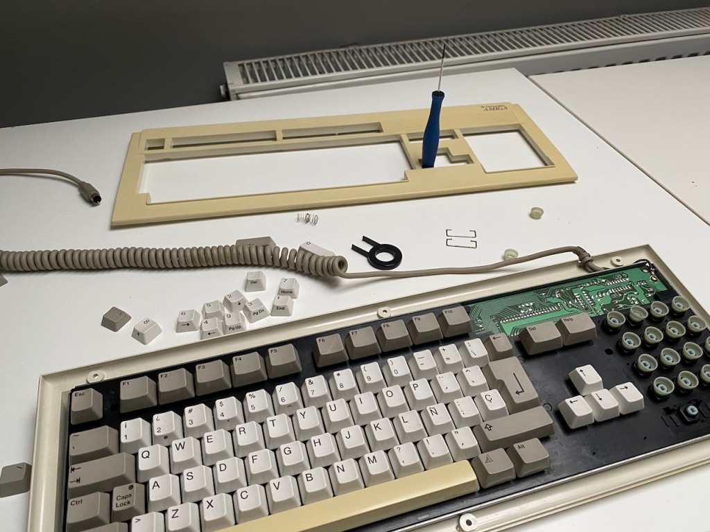 A4000 Keyboard Cleaning – C64Portal.pl